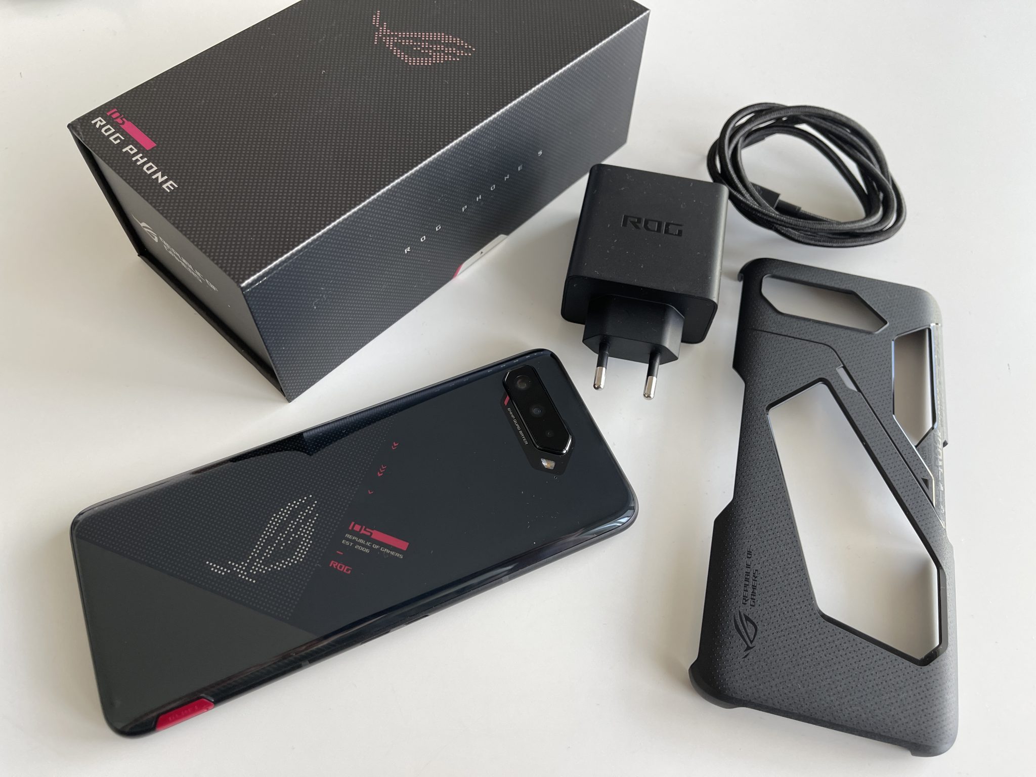 Arvostelussa Asus ROG Phone 5: Tehokas huippupuhelin erityisesti ...