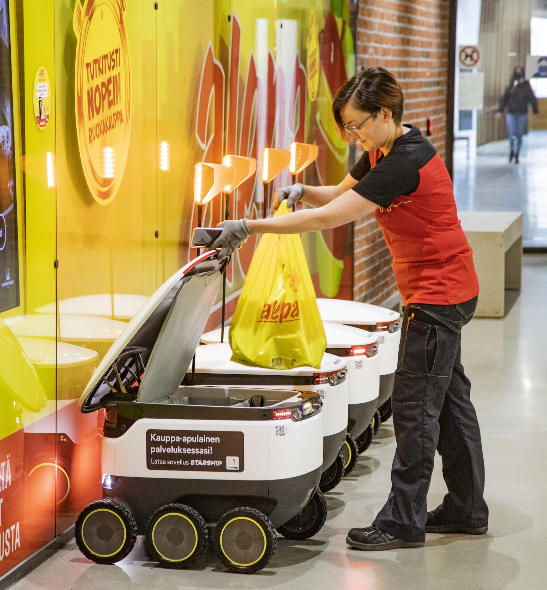 Näin Alepa-ostoksia kuljettavat robotit ovat joutuneet ongelmiin ...