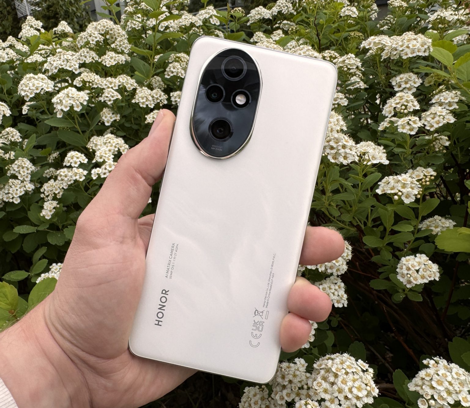 Arvostelussa Honor 200 Pro: Huippuluokkaa hipova puhelin erinomaisella ...