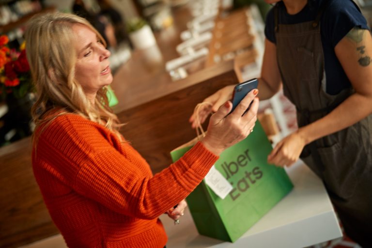 Wolt ja Foodora saavat kilpailijan: Uber Eats tulossa Suomeen vuonna 2026 | Mobiili.fi